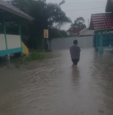 Hujan Deras Lumpuhkan Kota Jambi: Jalan Patimura Lumpuh Total, Perumahan Warga Terendam hingga ...
